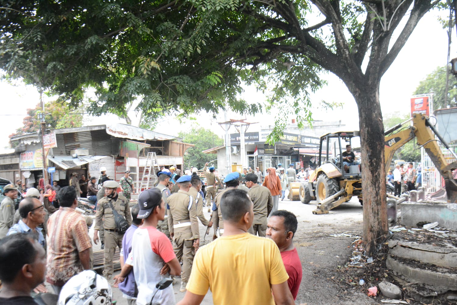 Satpol PP dan WH Kabupaten Bireuen Bongkar Bangunan Liar Diatas Irigasi ... Satpol PP dan WH Kabupaten Bireuen Bongkar Bangunan Liar Diatas Irigasi ...