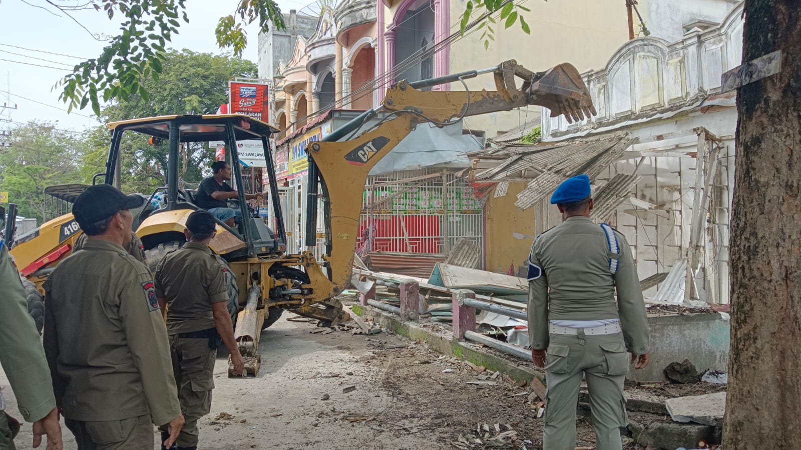 Satpol PP dan WH Kabupaten Bireuen Bongkar Bangunan Liar Diatas Irigasi ... Satpol PP dan WH Kabupaten Bireuen Bongkar Bangunan Liar Diatas Irigasi ...