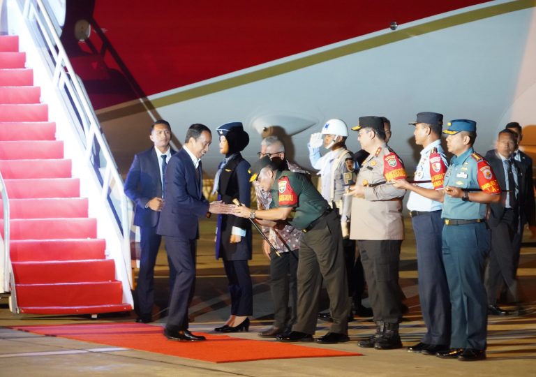Kembali Transit di Aceh, Pangdam IM Sambut Kedatangan Presiden Jokowi - Bedah News