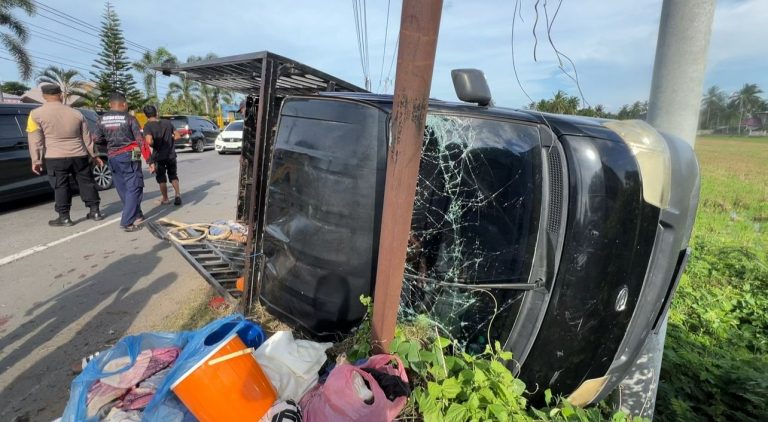 Mobil Grand Max Terbalik di Simpang Mamplam, Tabrak Tiang Telkomsel ...